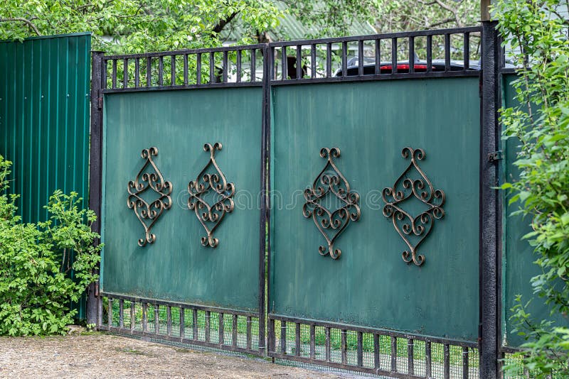 Portones Verdes Frente a Casas Privadas Foto de archivo - Imagen de ... Portones Verdes Frente a Casas Privadas Foto de archivo - Imagen de ...