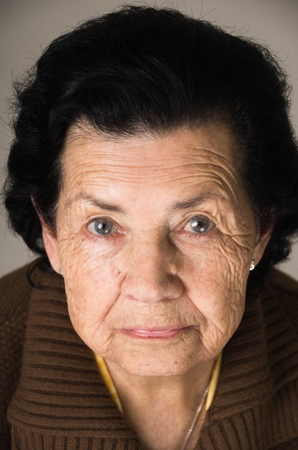 Porträt Der Großmutter Betrachtend Nostalgisch Stockbild - Bild von ...