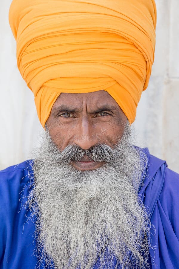 Sikhmann Und Indische Leute, Die Den Goldenen Tempel In Amritsar ...