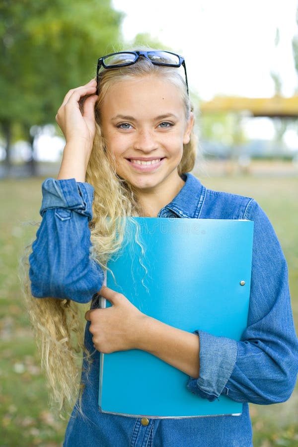 Porträt Einer Schönen Studentin Stockfoto - Bild von beiläufig, jeans ...