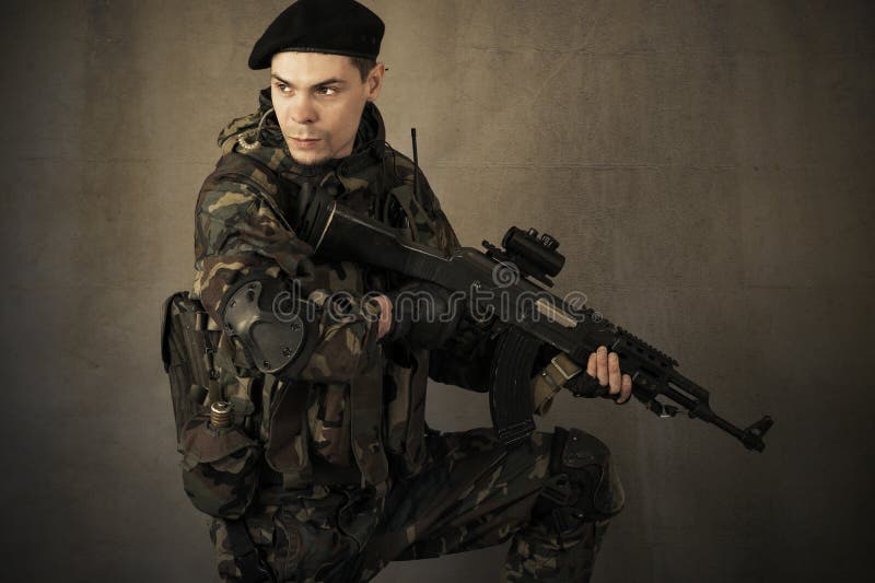 Soldat, Der Auf Dem Boden Sitzt Stockfoto - Bild von manly, zeichen ...