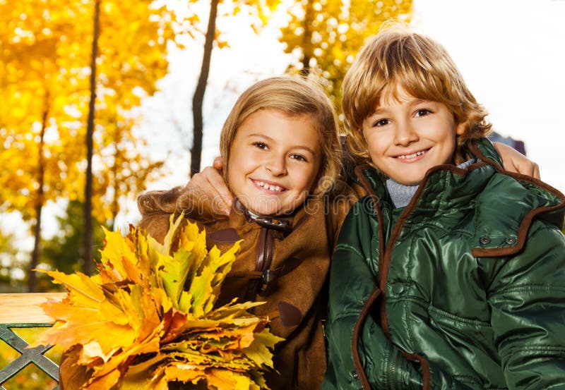 Porträt von zwei Kindern stockbild. Bild von umarmung - 34946109