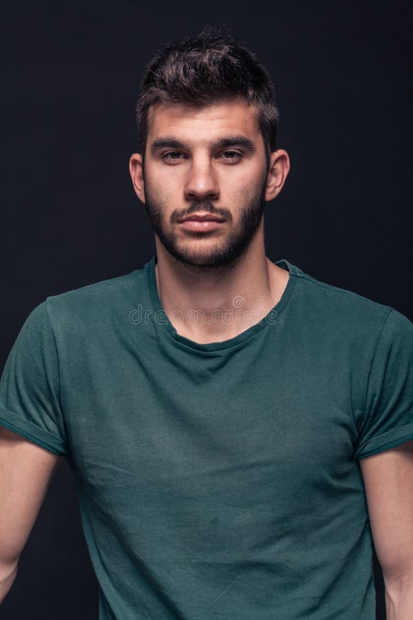 Portrait Beau D'homme, Vue De Face Photo stock - Image du cheveu, fond ...