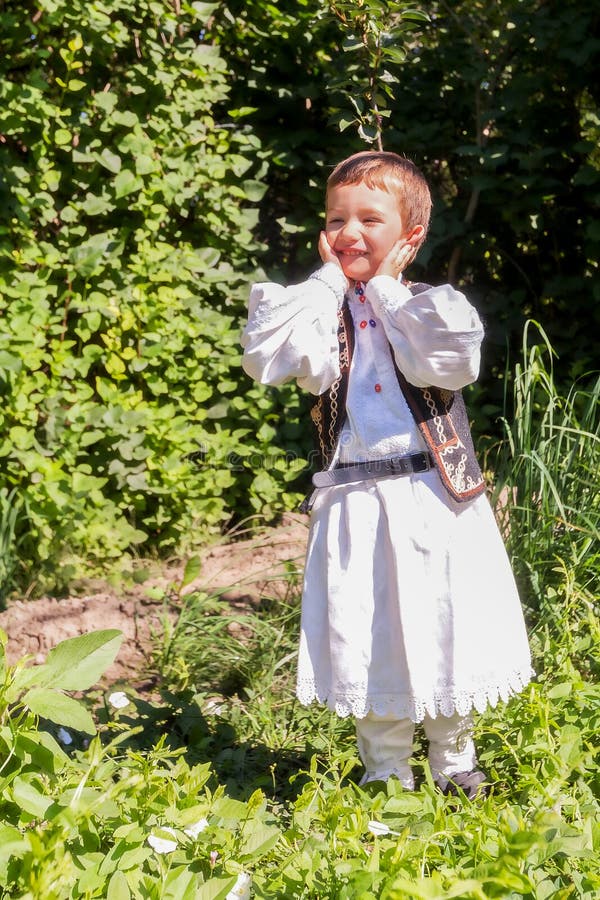 Enfant Roumain Fier De Son Costume Traditionnel Image stock - Image du ...