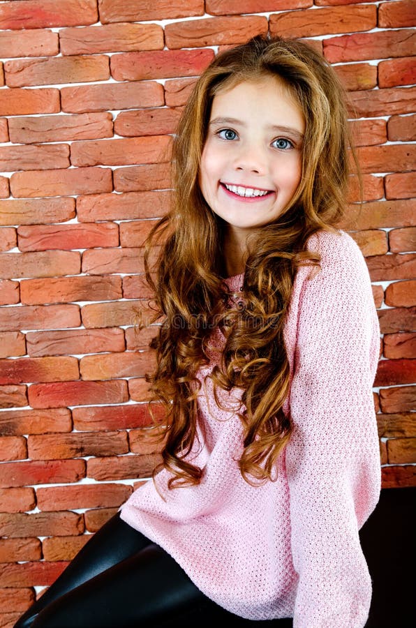 Portrait D'enfant S'asseyant De Sourire Adorable De Petite Fille Photo ... Portrait D'enfant S'asseyant De Sourire Adorable De Petite Fille Photo ...