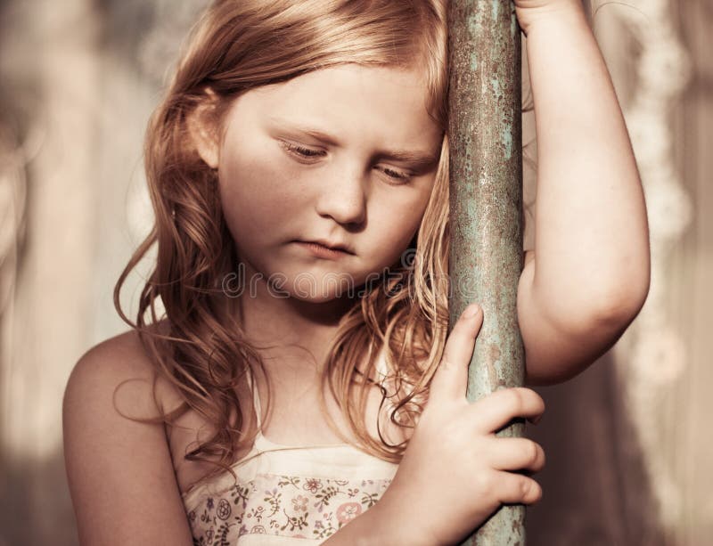 Portrait d'enfant triste image stock. Image du enfoncé - 35122917