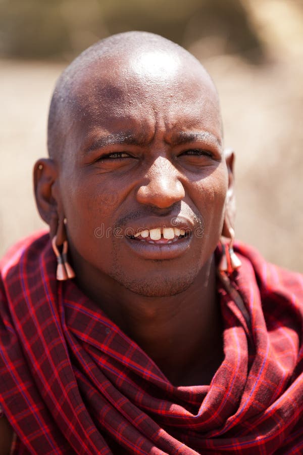 Portrait d'homme de masai image stock éditorial. Image du bijou - 76721829