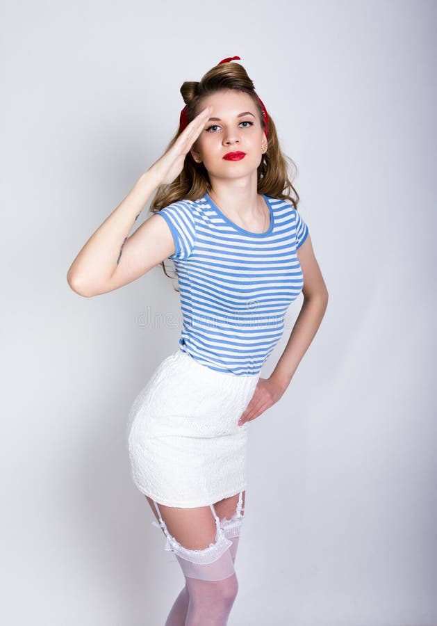 Jeune Fille Sexy Dans Des Jeans Et Une Chemise De Plaid Posant Se