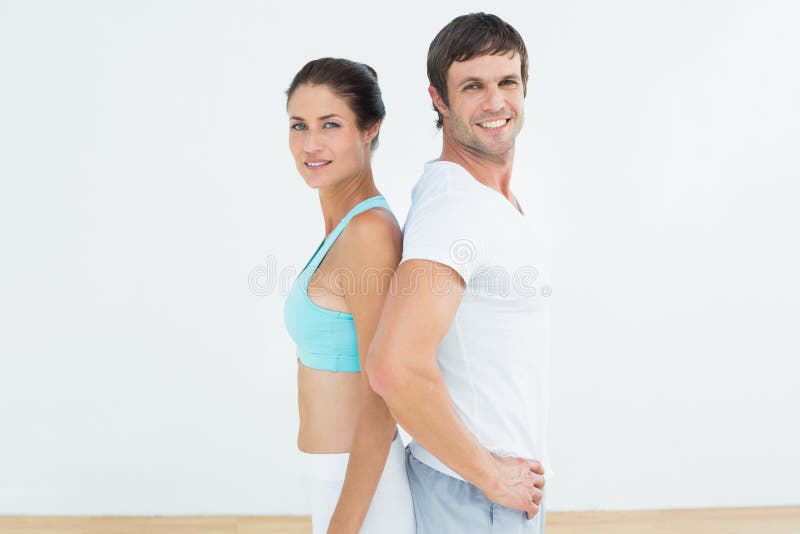 Portrait D'un Couple D'ajustement Dans Le Studio De Forme Physique ...