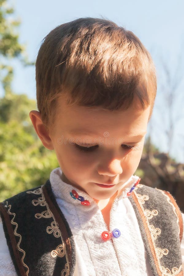 Enfant Roumain Fier De Son Costume Traditionnel Image stock - Image du ...