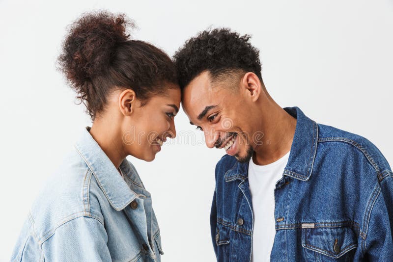 Portrait D'un Jeune Embrassement Africain Heureux De Couples Photo ... Portrait D'un Jeune Embrassement Africain Heureux De Couples Photo ...