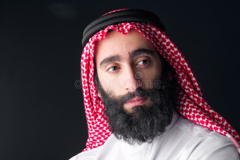Portrait D'un Jeune Homme Arabe Beau Avec Une Barbe Touffue Photo stock ... Portrait D'un Jeune Homme Arabe Beau Avec Une Barbe Touffue Photo stock ...