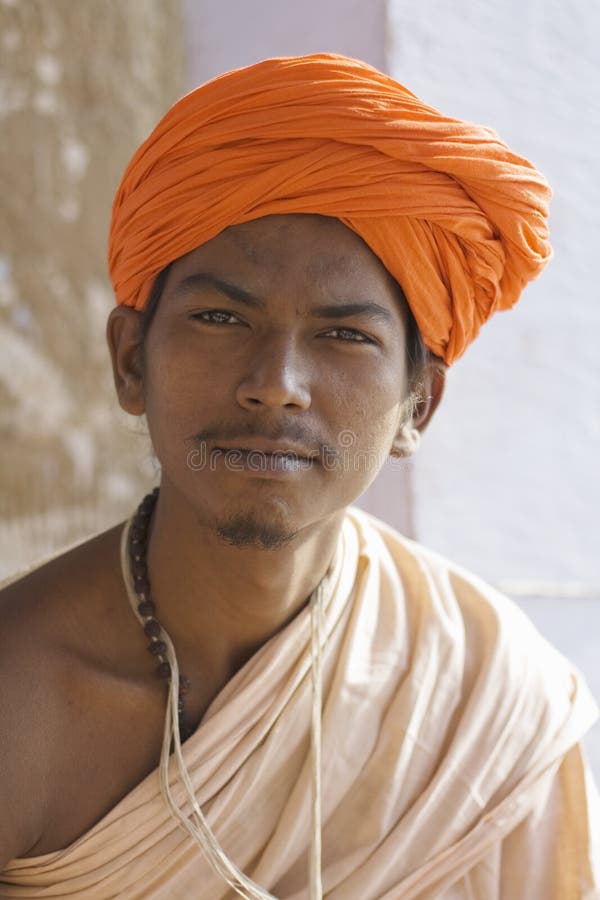 Portrait D'un Jeune Indou à Varanasi Photographie éditorial - Image du ...