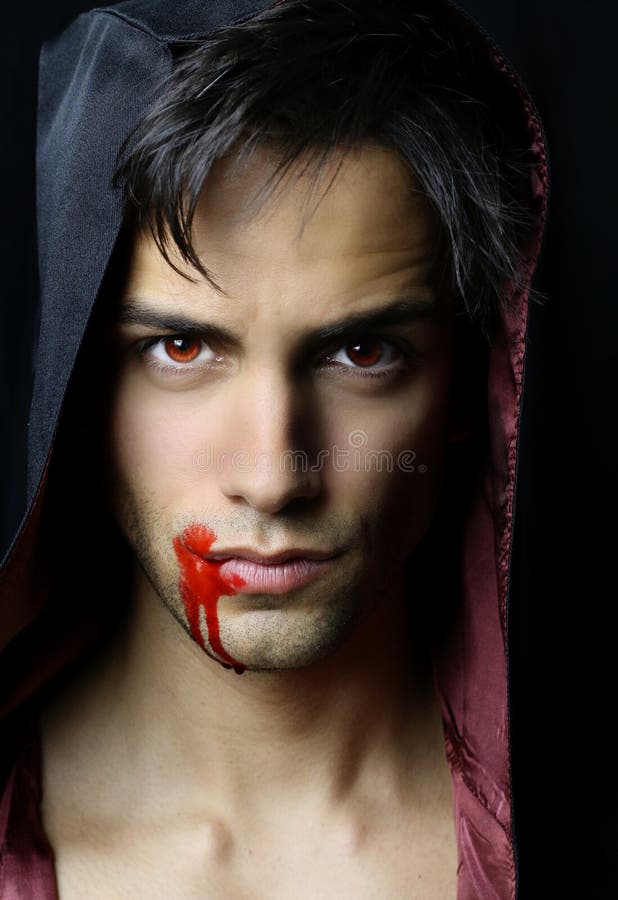 Portrait Beau D'homme De Vampire Sur Le Noir Image stock - Image du ...