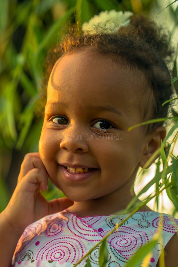 Bébé Noir Parlant Et Jouant Avec Le Téléphone Portable Image stock ...