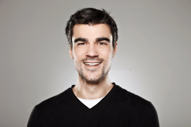 Portrait D'un Homme Normal Souriant Au-dessus Du Fond Gris Photo stock ...