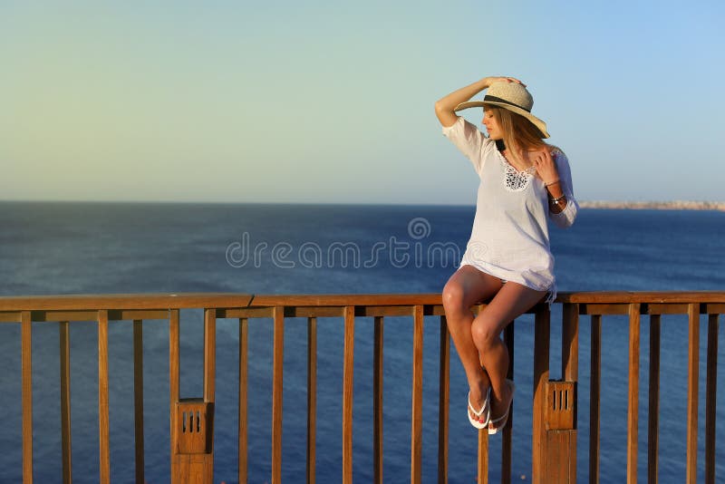 Belle Femme Bronze Sexy Dans Le Maillot De Bain Bleu Sur La Plage