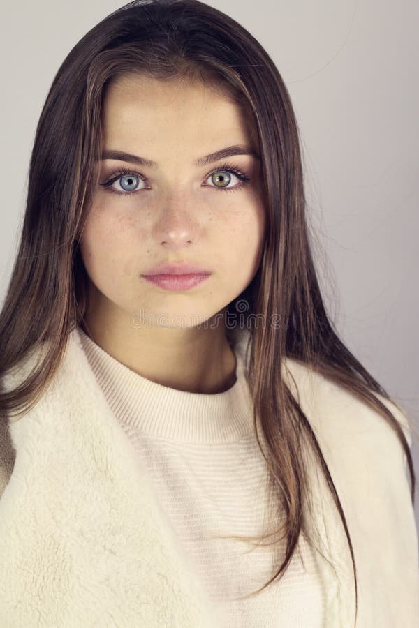 Portrait Dune Belle Fille De Ladolescence Avec De Longs Poils Photo