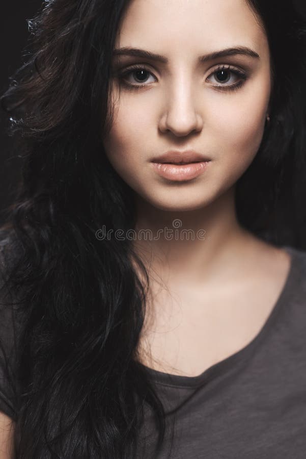 Portrait D'une Belle Jeune Brune Photo stock - Image du foncé, studio ...