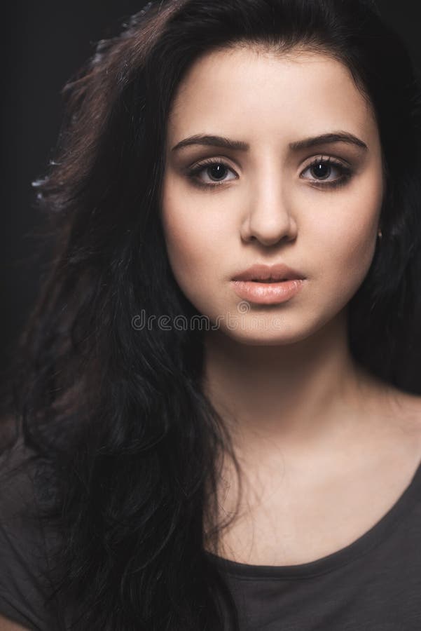 Portrait D'une Belle Jeune Brune Photo stock - Image du belle, brune ...