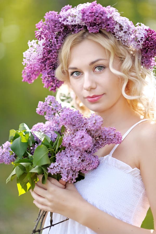 Portrait D'une Belle Jeune Fille Image stock - Image du fleuraison ...