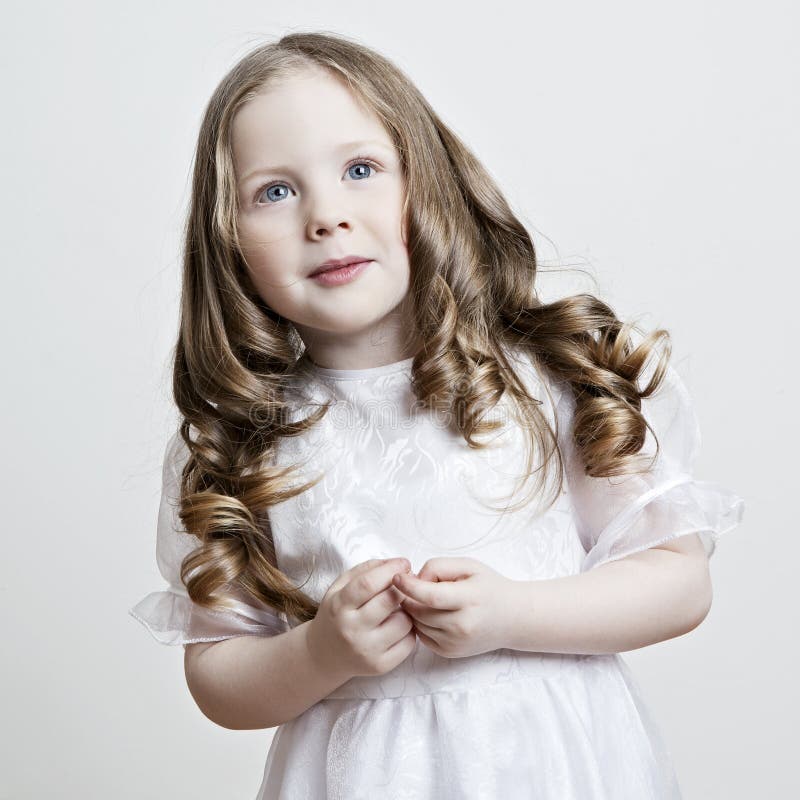 Portrait D'une Belle Petite Fille Dans Une Robe Et Un Voile Blancs ... Portrait D'une Belle Petite Fille Dans Une Robe Et Un Voile Blancs ...