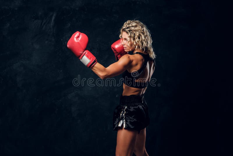 Portrait D'une Boxeuse Professionnelle En Action Image stock - Image du ...