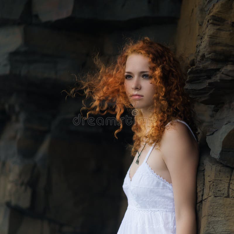 Femme Rousse Dans Une Robe Blanche Photo stock - Image du paix, adulte ...