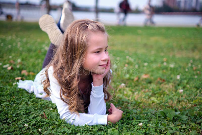 Portrait De Deux Mignonnes Enfants Garçons Et Filles Qui Samusent Sur