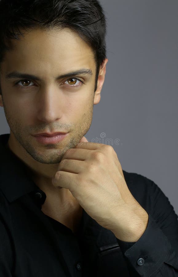 Portrait D'un Homme Brun Bel Photo stock - Image du homme, type: 53415742