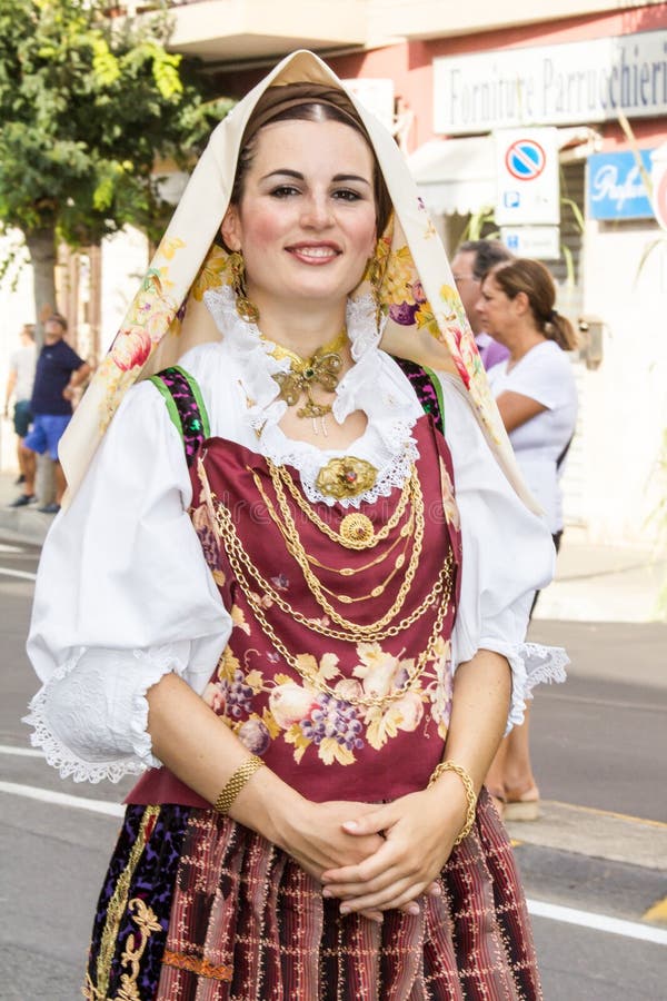 Portrait Dans Le Costume Sarde Traditionnel Image éditorial - Image du ...