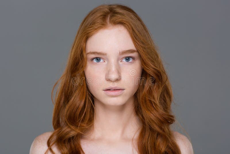 Portrait De Beauté Dune Jeune Femme à Moitié Nue Couvrant La Moitié De
