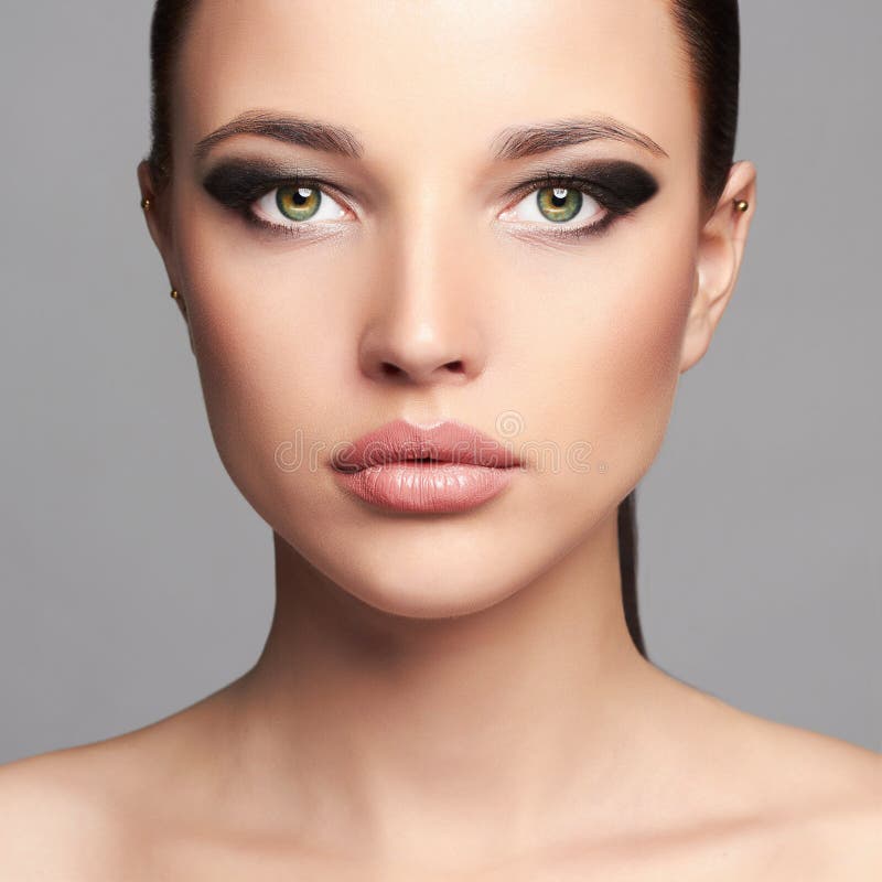 Portrait Dune Belle Femme Avec Le Maquillage De Mode Photo Stock