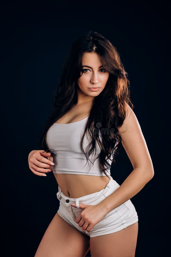 Portrait De Belle Forme Physique Sexy Femme De Danseur Sur Le Fond
