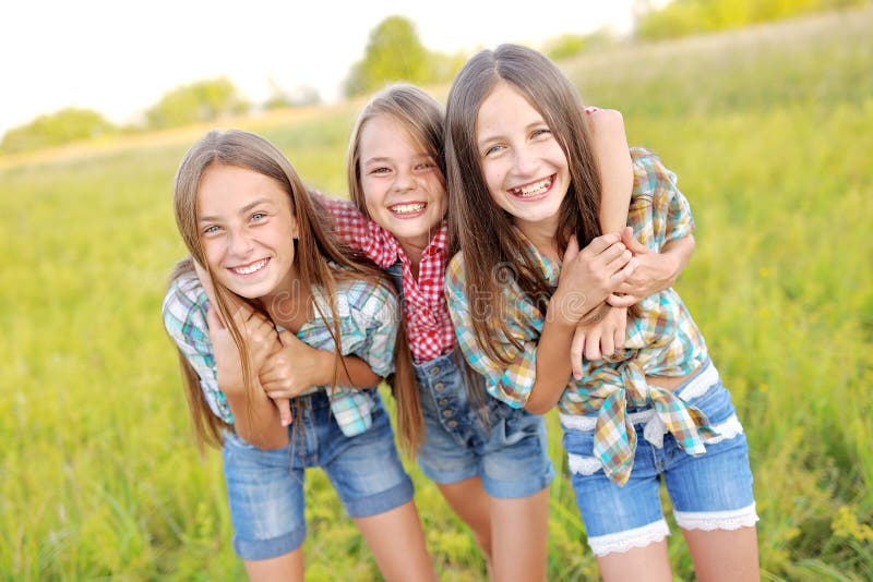 Portrait De Belles Amies Joyeuses Photo stock - Image du adorable ...