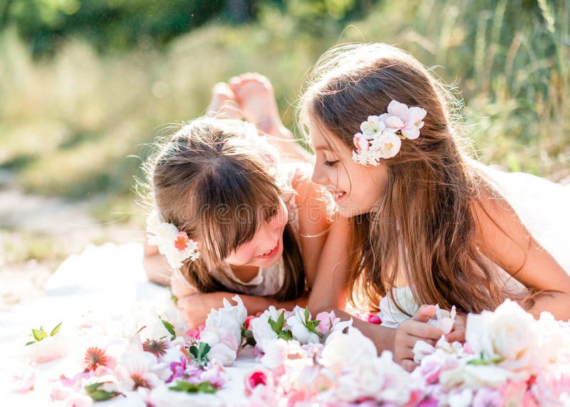 Verticale des amies image stock. Image du ressort, enfance - 41220197