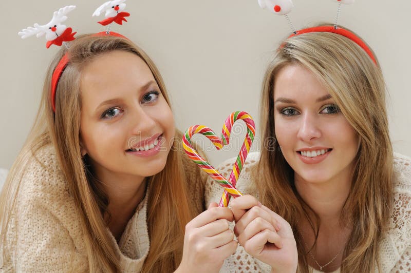 Portrait De Deux Belles Jeunes Filles Faisant Lamoureux Avec Chr Image Stock Image Du