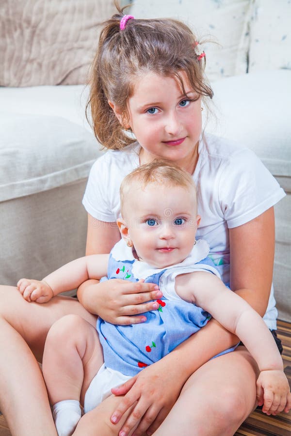Portrait De Deux Enfants De Soeurs Jouant Ensemble Photo stock - Image ... Portrait De Deux Enfants De Soeurs Jouant Ensemble Photo stock - Image ...