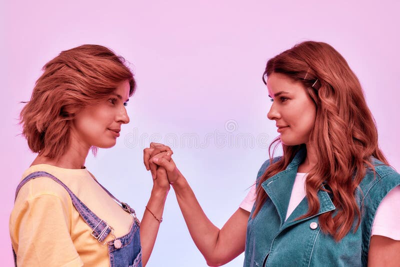 Portrait De Deux Soeurs Jumelles Attrayantes De Jeunes Filles Dans La