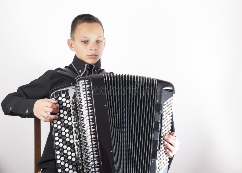 Portrait De Jeune Accordéoniste Photo stock - Image du musique, pièce ...