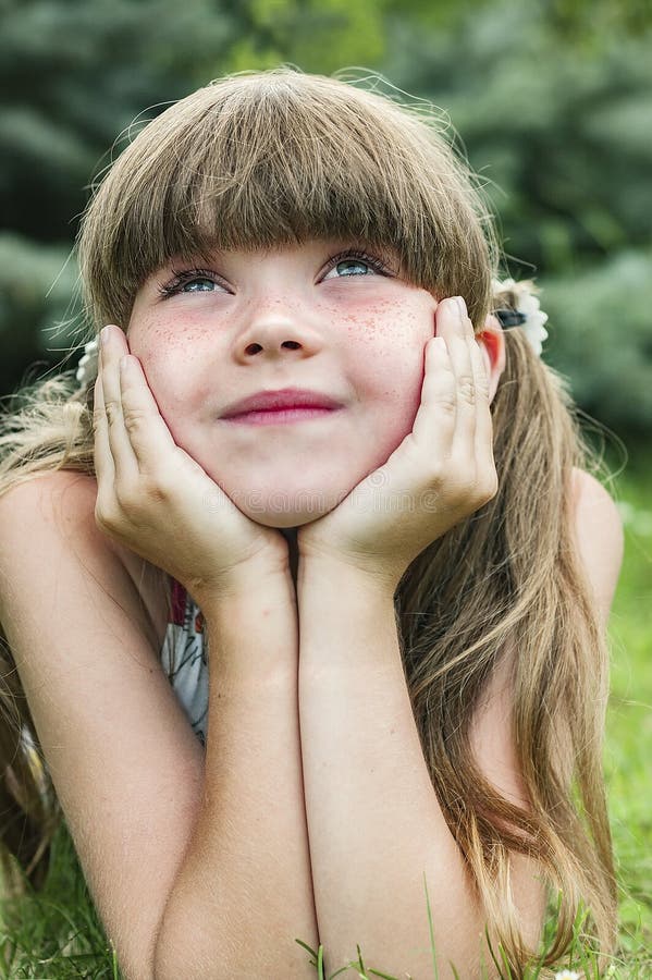 Portrait de jeune fille image stock. Image du modèle - 32186847 Portrait de jeune fille image stock. Image du modèle - 32186847