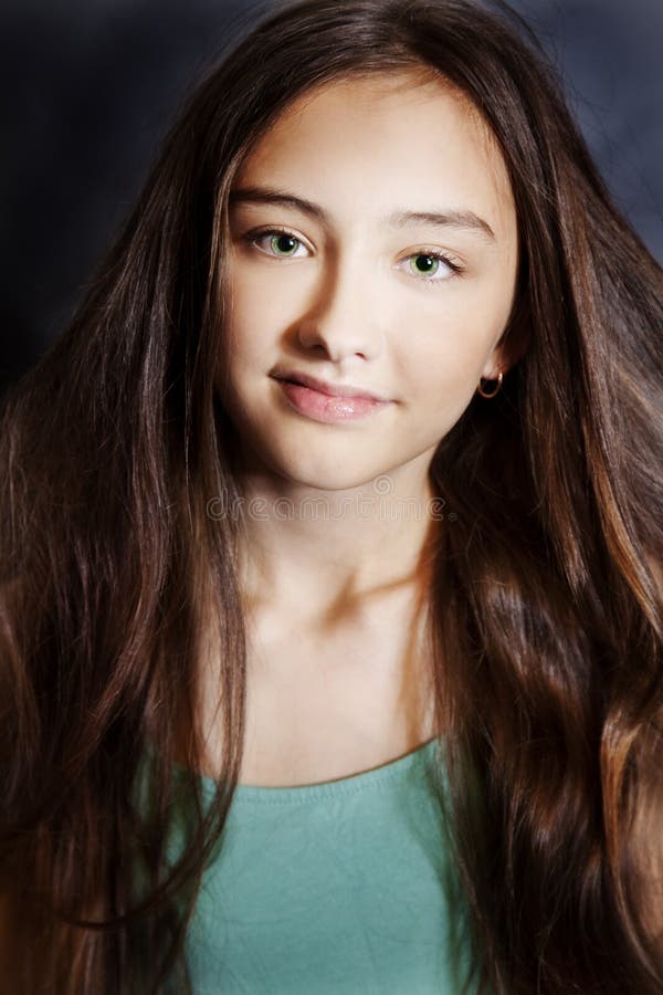 Portrait De Jeune Jolie Fille. Photo stock - Image du appréciez, beauté ...