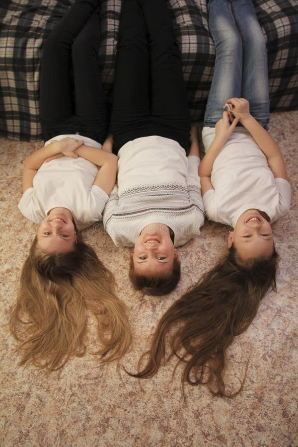 Portrait De Jeune Maman Et Ses Deux De Filles De Ladolescence Se