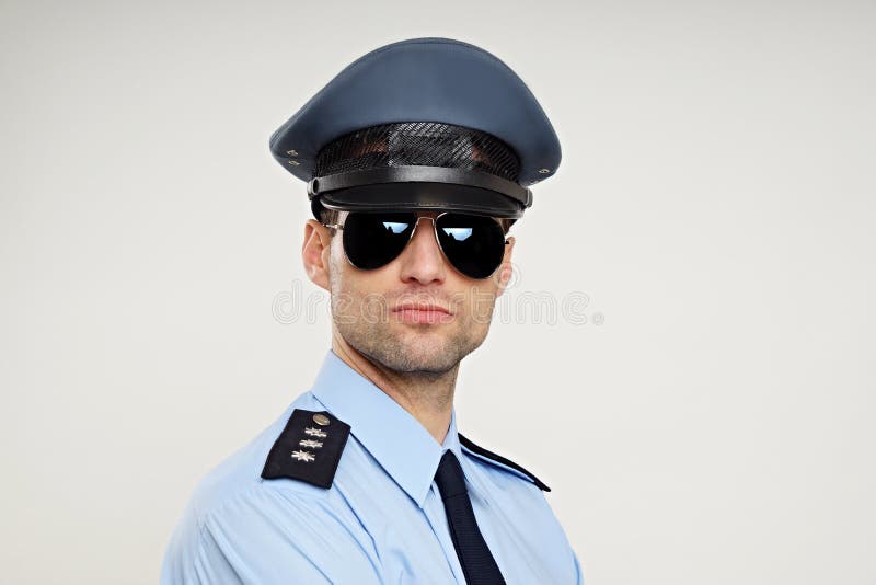Portrait de jeune policier photo stock. Image du sergent - 37722562