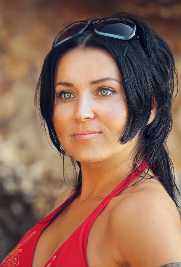 Femmes Dans Le Bikini Rouge Chez Le Pebble Beach Photo Stock Image Du