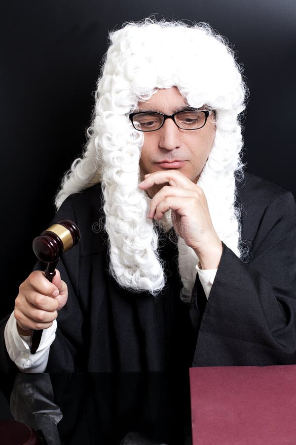 Portrait De Lavocat Masculin With Judge Gavel Et Du Livre Sur Le Backg
