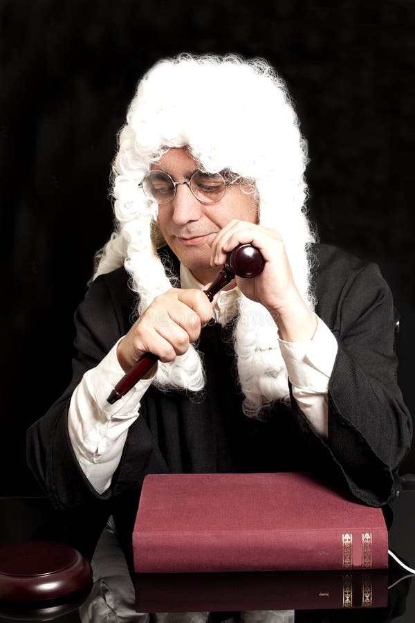 Portrait De Lavocat Masculin With Judge Gavel Et Du Livre Sur Le Backg