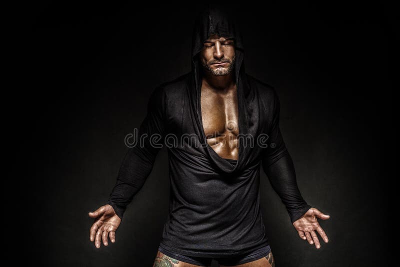 Portrait De L'homme Dans Le Capot. Image stock - Image du fâché, colère ...