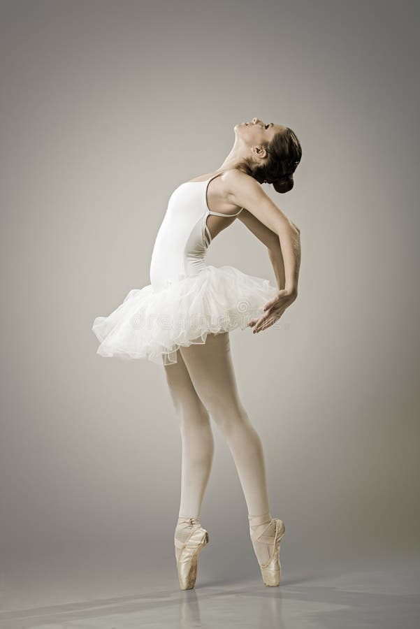Jeune Ballerine Dans La Danse Classique De Pose De Ballet Image stock ...