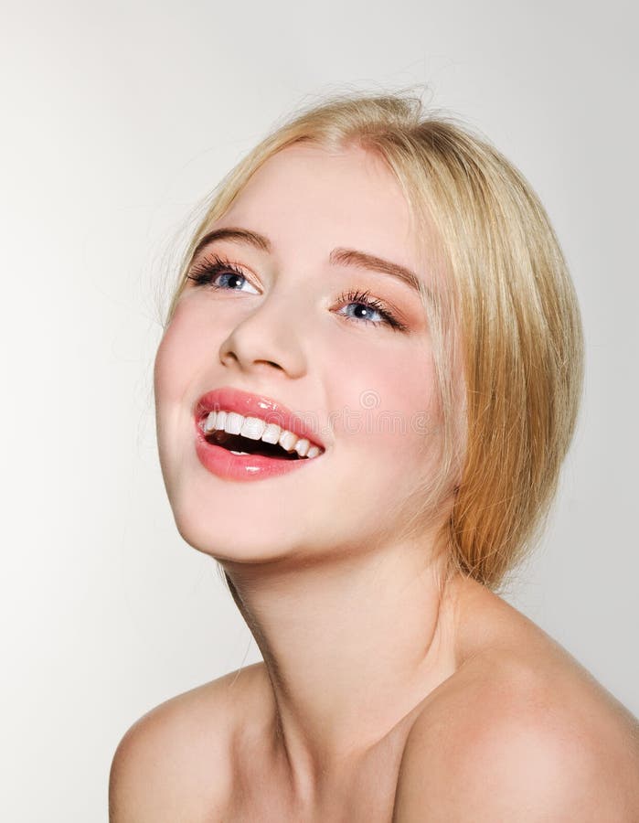 Portrait De Beau Visage Jeune Femme Blonde Fille Modèle De Bien être